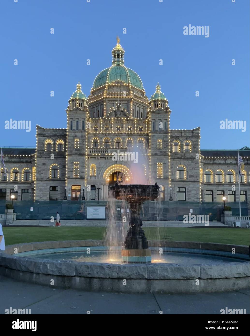 Government building at night hi-res stock photography and images - Alamy