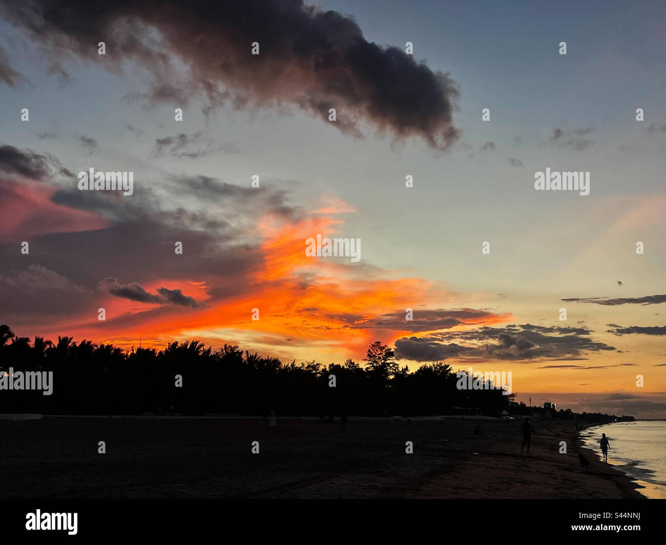 Tropical sunsets hi-res stock photography and images - Alamy
