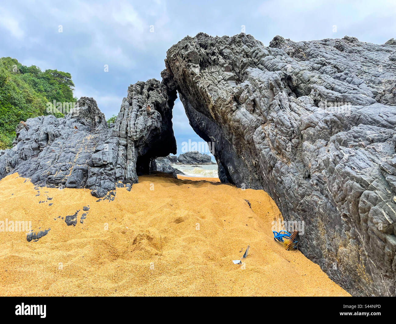 Rocks ocean arch beach hi-res stock photography and images - Alamy