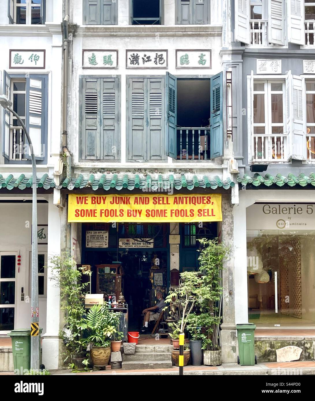 Secondhand singapore hi-res stock photography and images - Alamy