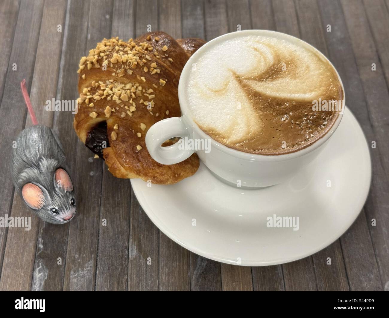 Hand painted stone mouse hi-res stock photography and images - Alamy