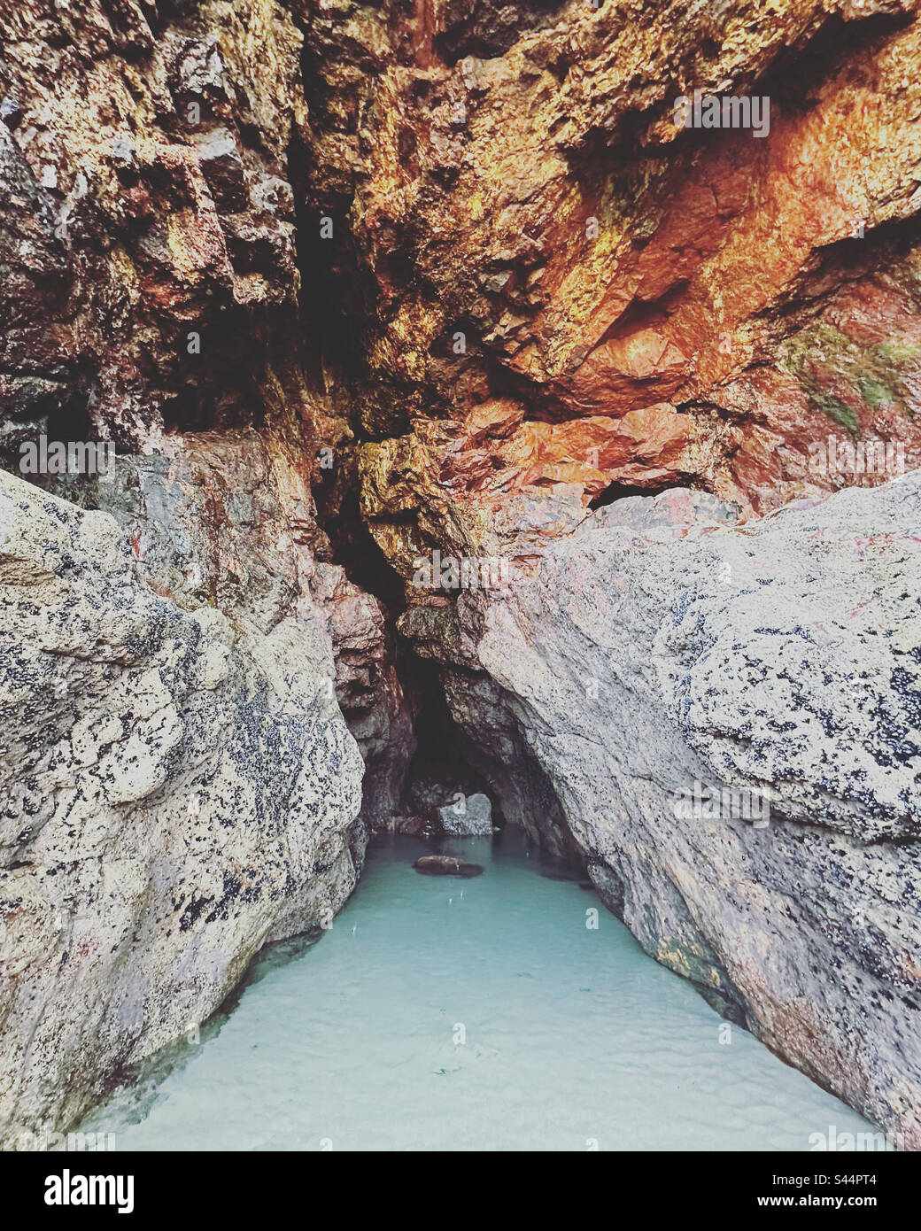 Cornwall sea cave hi-res stock photography and images - Alamy