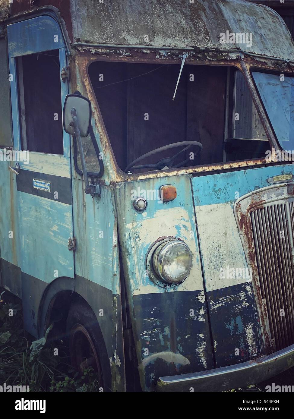 Rusty white van hi-res stock photography and images - Alamy