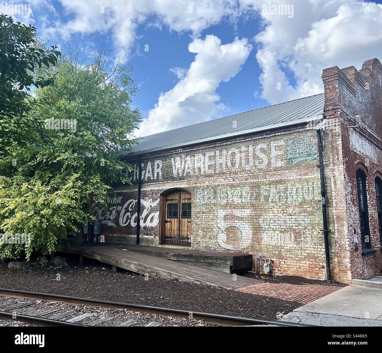 Old warehouse building hi-res stock photography and images - Alamy
