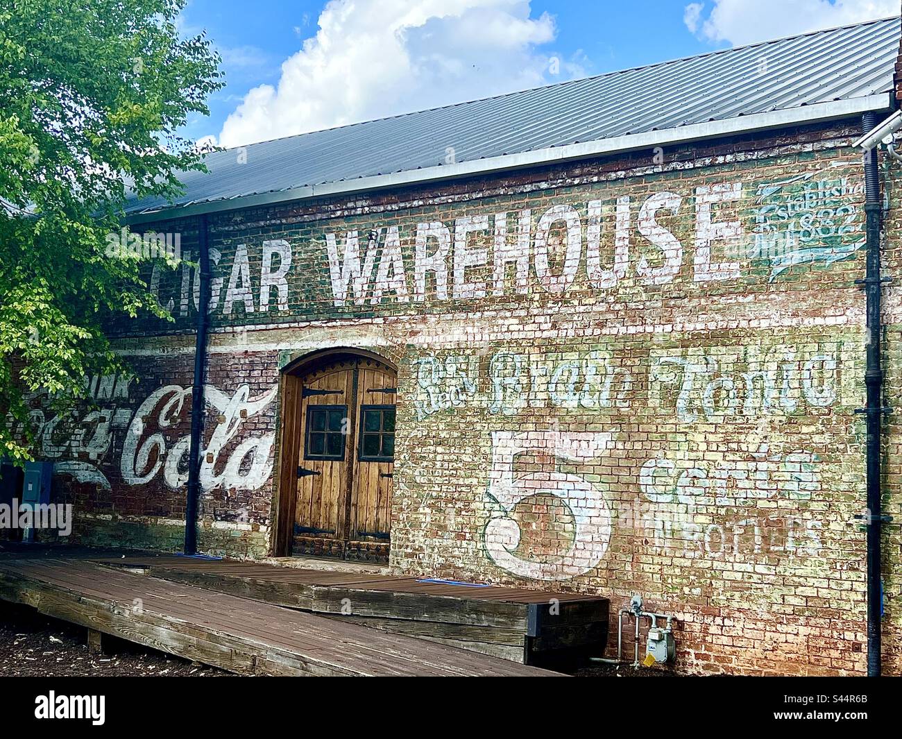 Old warehouse architecture hi-res stock photography and images - Alamy
