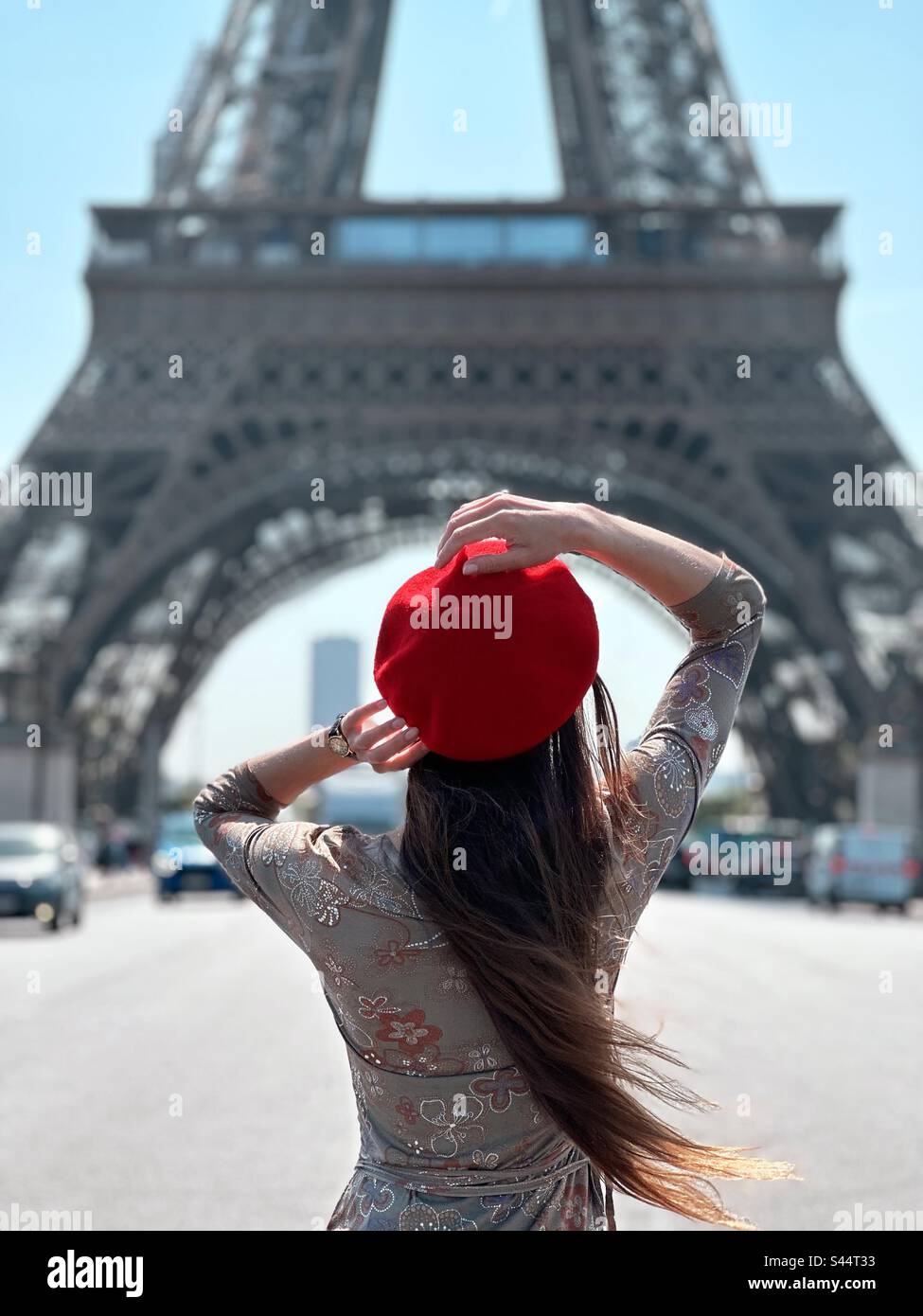 Young woman wearing red beret in Paris in front of Eiffel Tower Stock ...