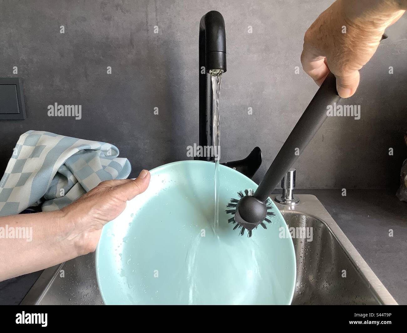 Washing kitchen hi-res stock photography and images - Alamy