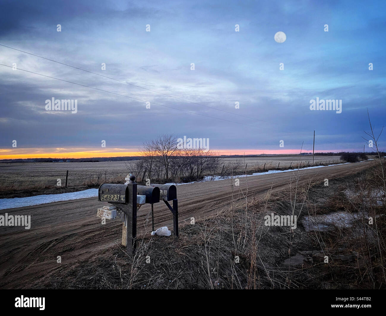 Rural road in country smartphone stock photos and images - Alamy