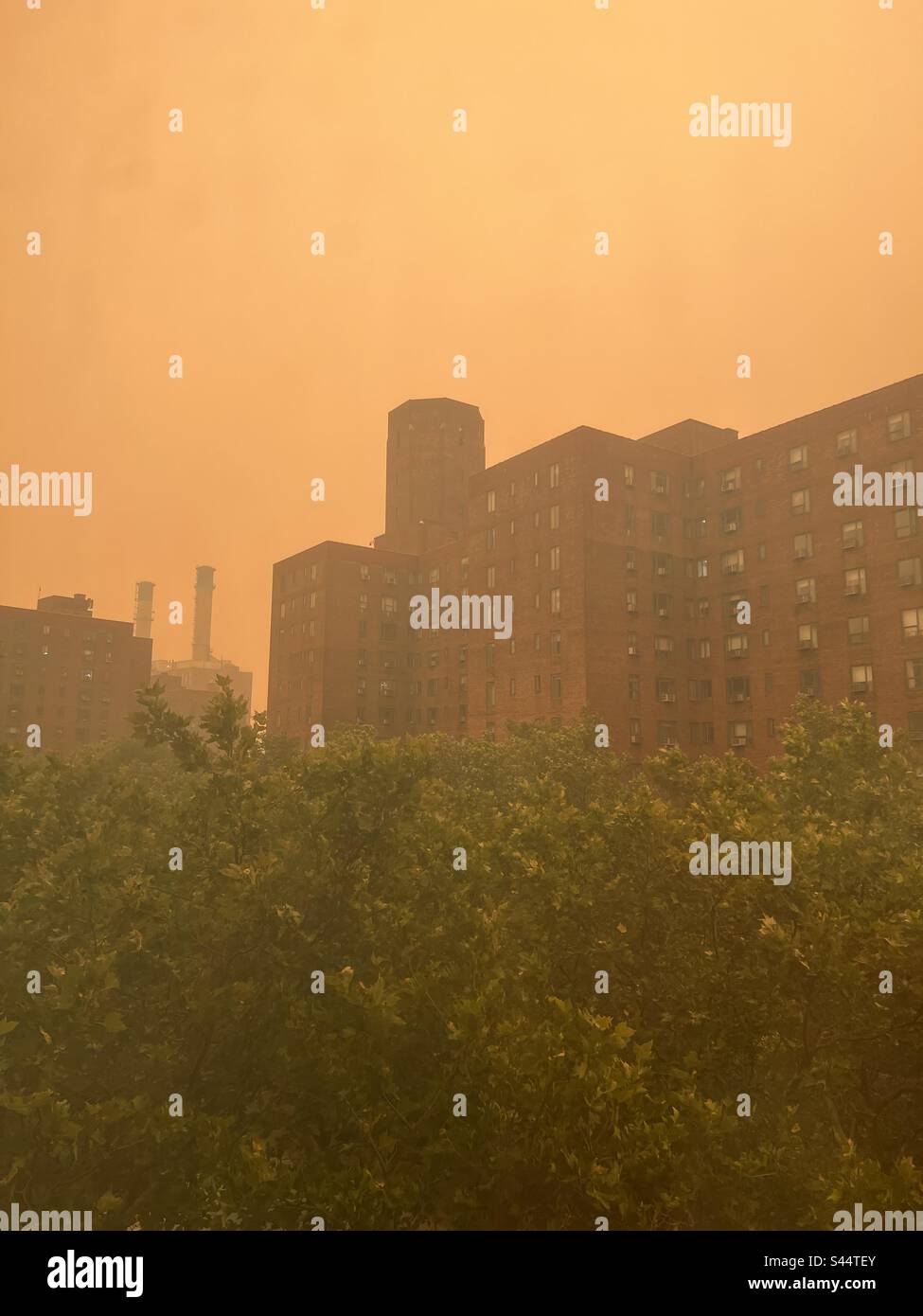 New York City sky with smoke from Canadian wildfires blanketing the ...