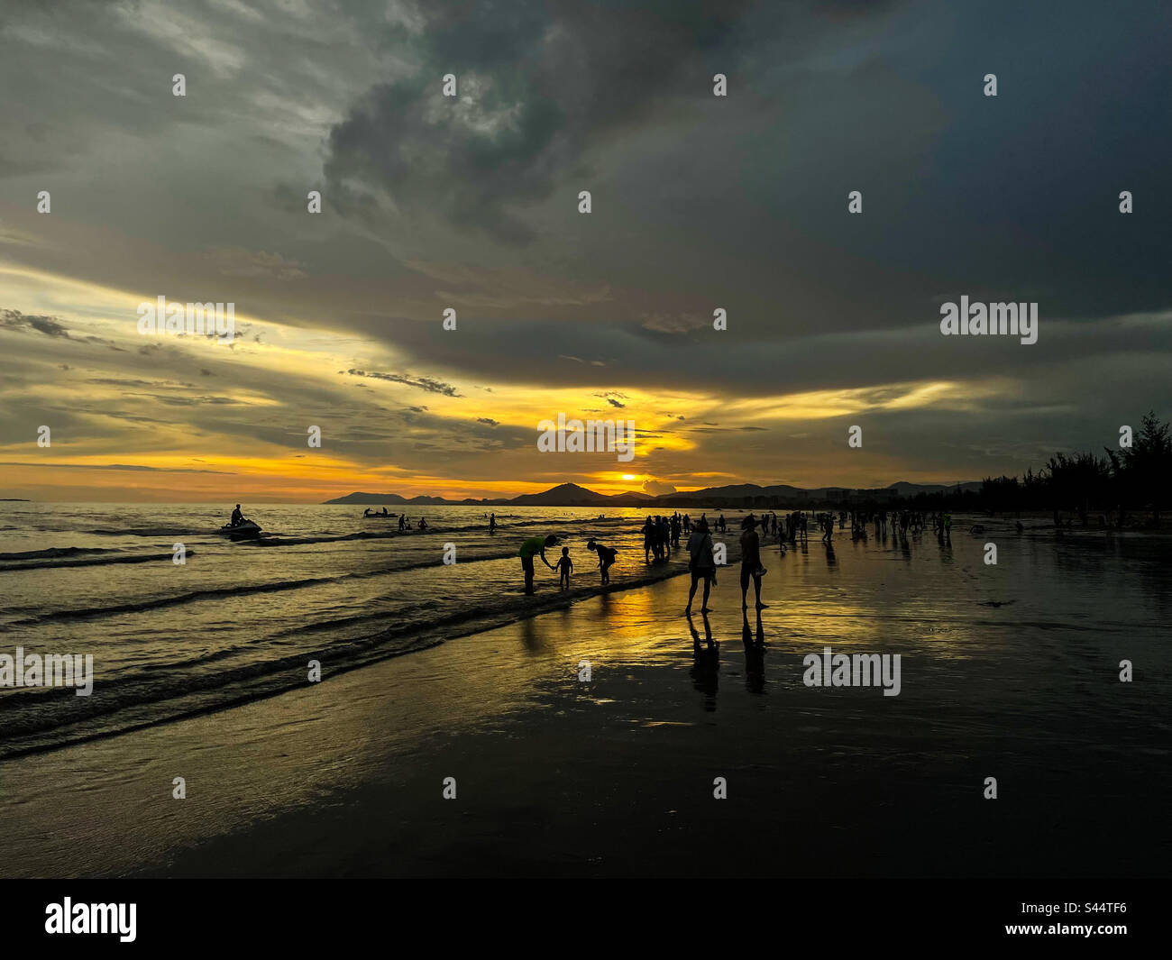 Romance at sunset hi-res stock photography and images - Alamy