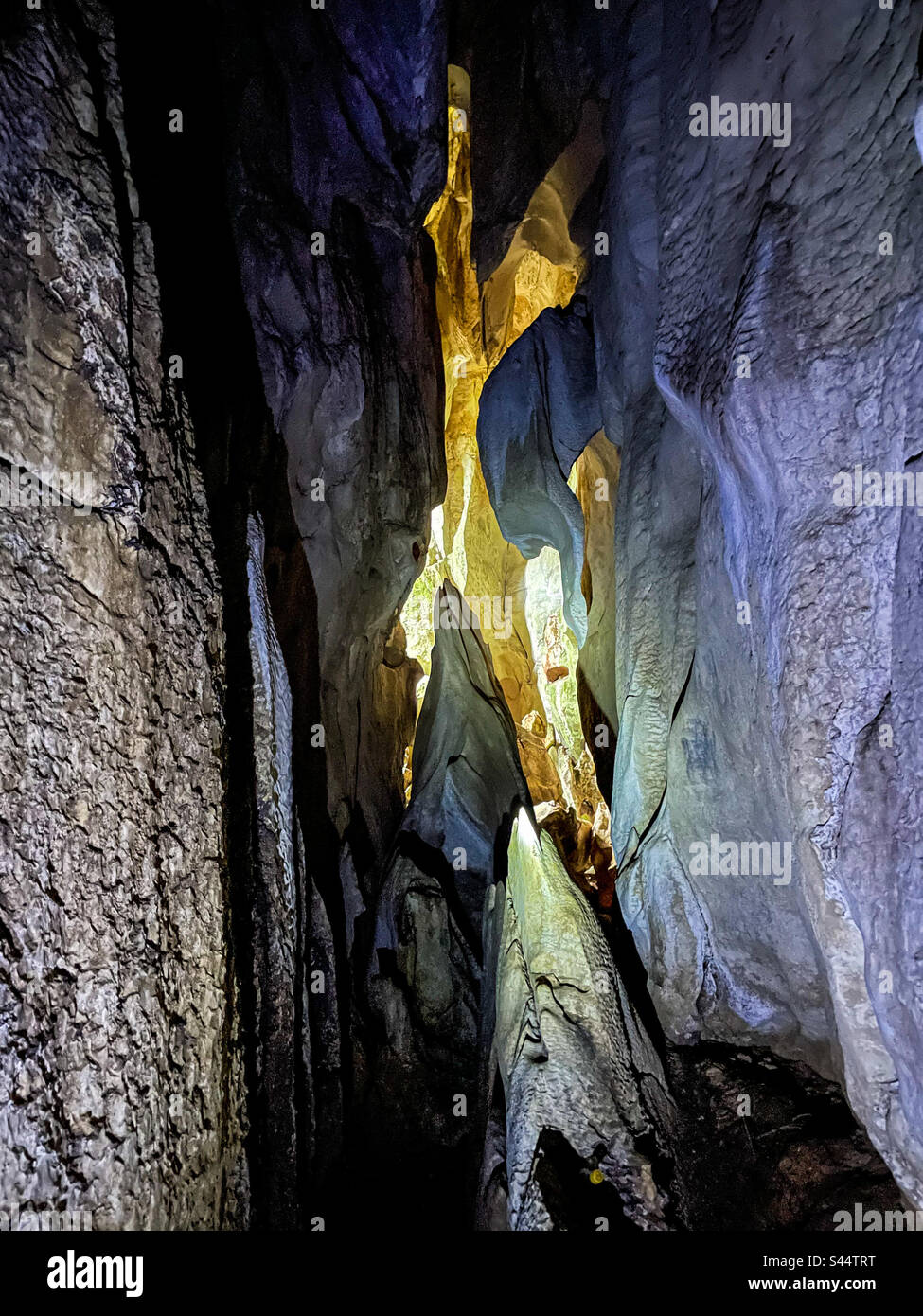 China dark cave hi-res stock photography and images - Alamy