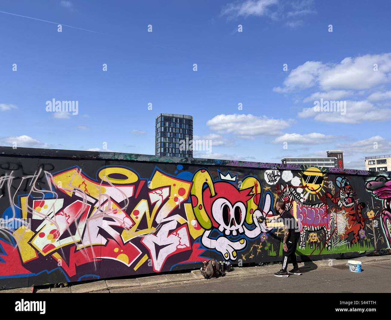 Graffitti Artist spray painting in Sheffield Stock Photo - Alamy