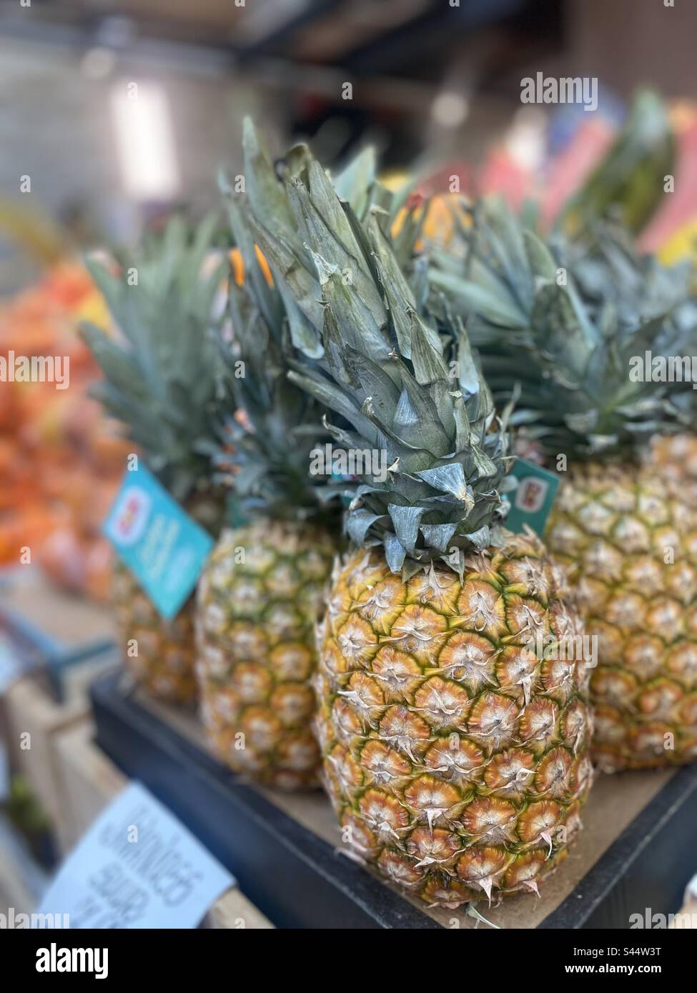 Tropical fruit market hi-res stock photography and images - Alamy