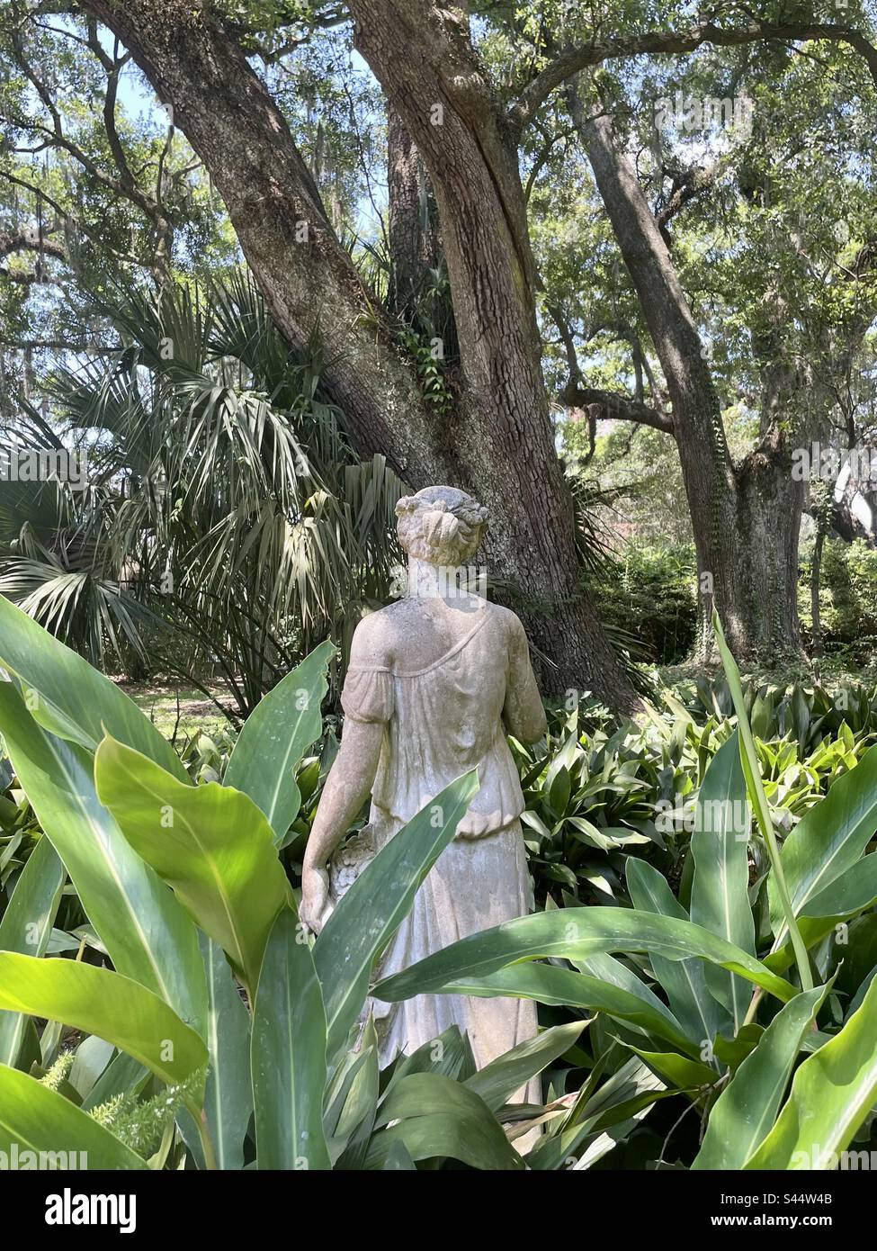 Statue garden statue hi-res stock photography and images - Alamy