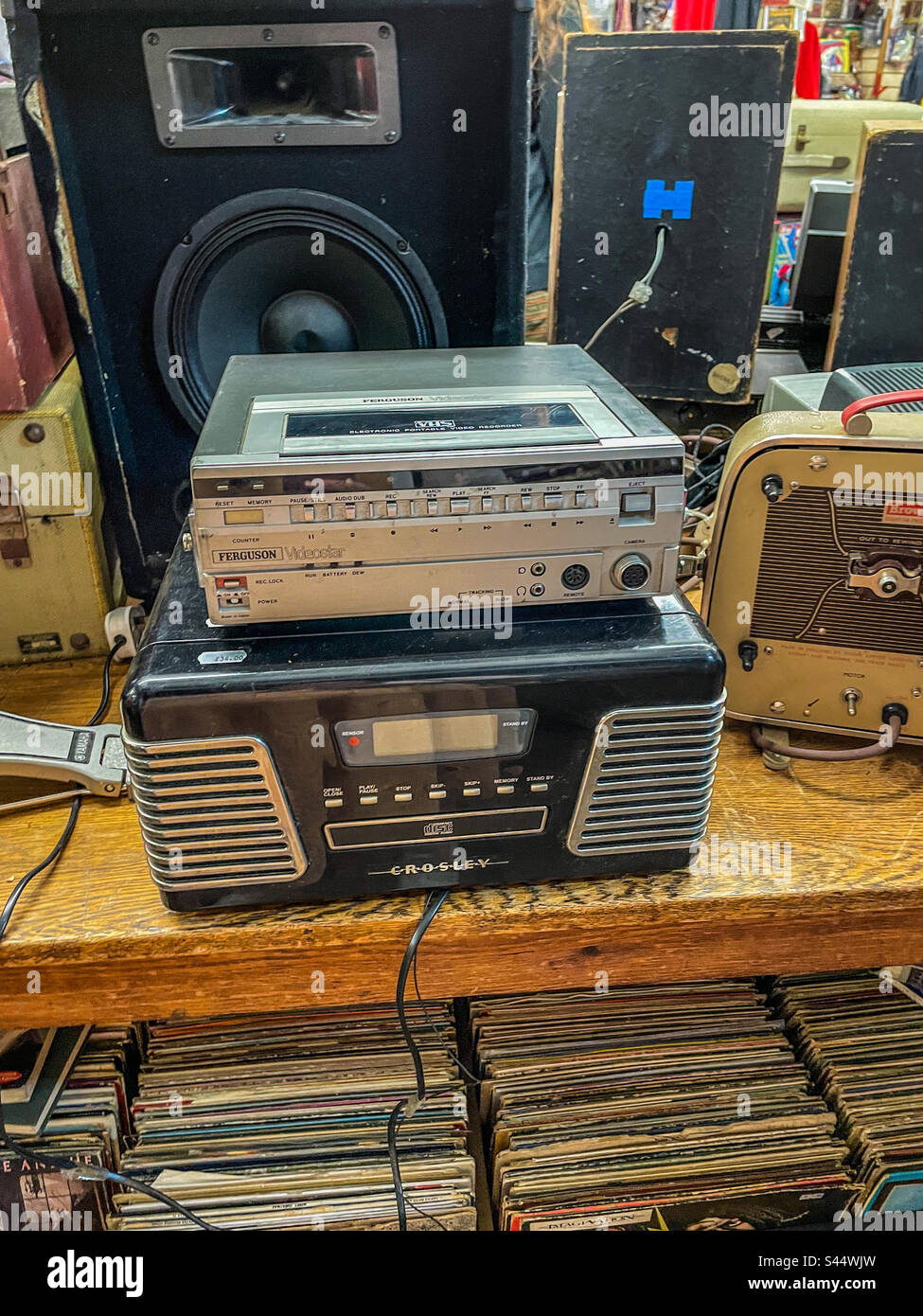 Vintage radio shop hi-res stock photography and images - Alamy