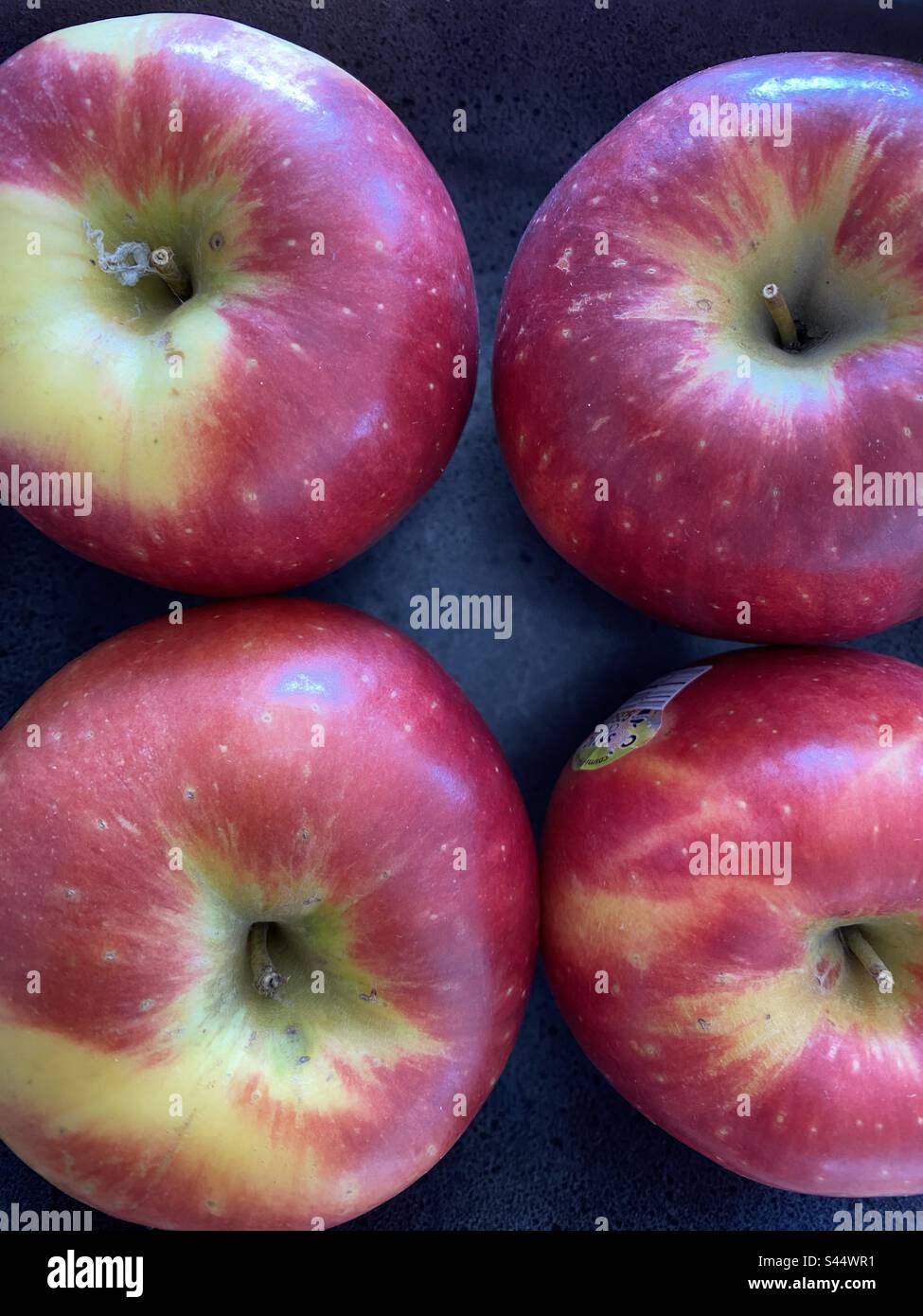 4 apples in a bowl hi-res stock photography and images - Alamy