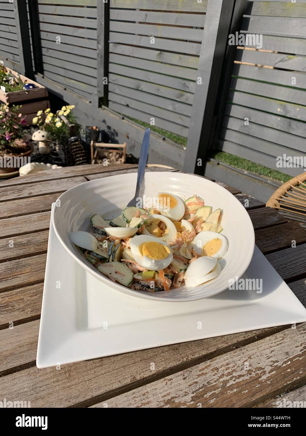 Summer living - eating supper in the garden Stock Photo - Alamy