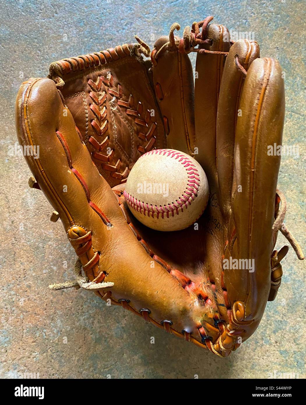 Catch glove hi-res stock photography and images - Alamy