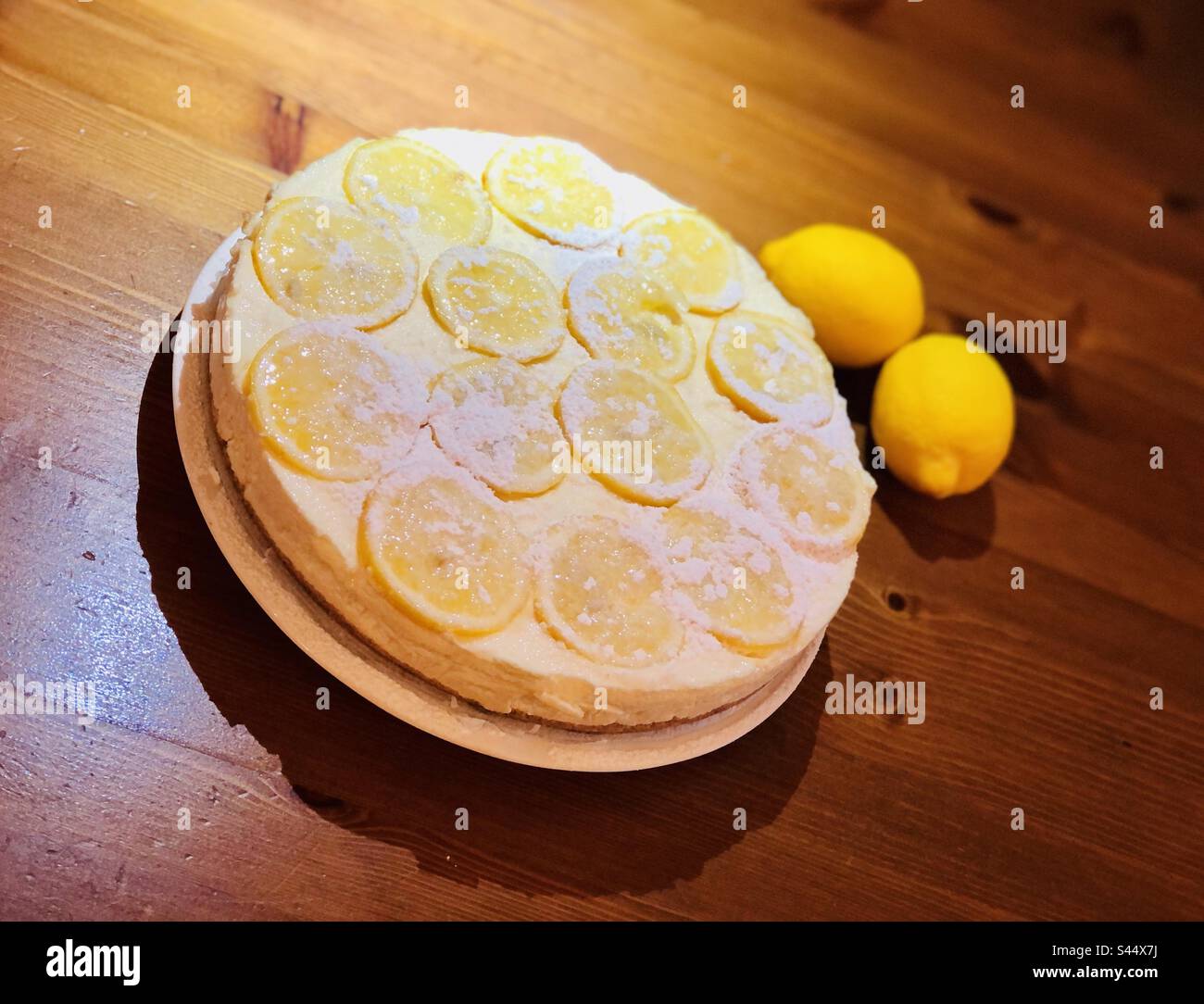 A perfect and casual lemon cake, for the summer mornings or for the ...