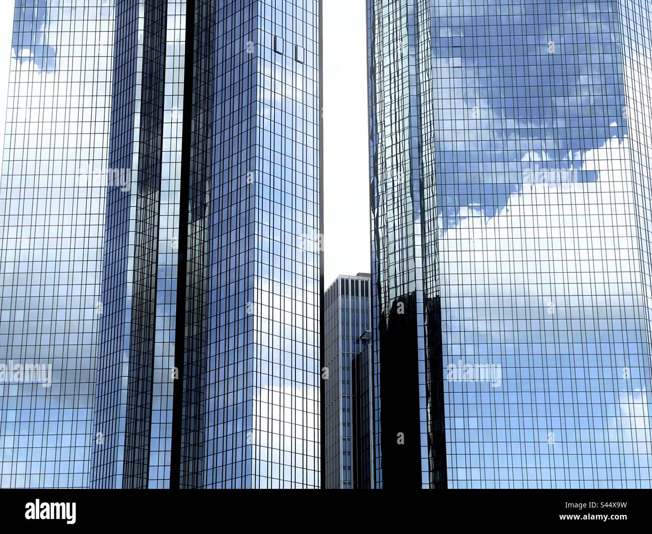 Glass facades skyscrapers hi-res stock photography and images - Alamy