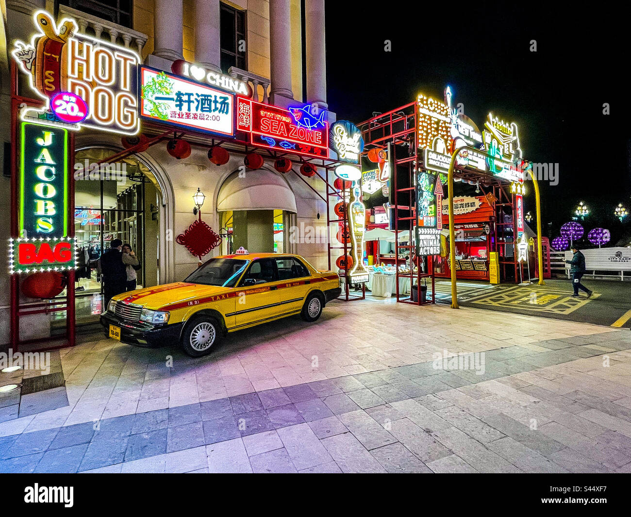 Chinatown big yellow taxi Stock Photo - Alamy