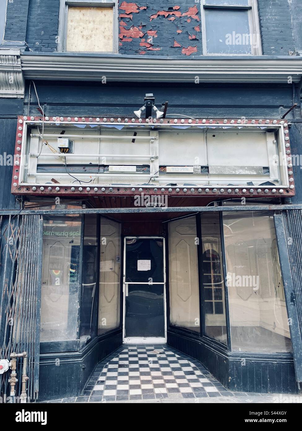 Old abandoned storefront hi-res stock photography and images - Alamy