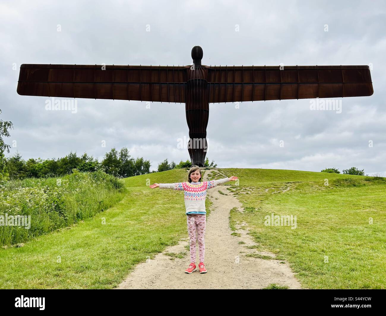 Statue of angel with outstretched arms hi-res stock photography and ...