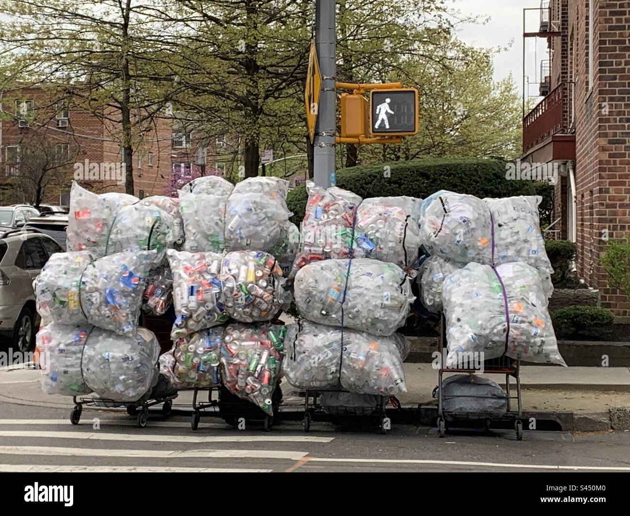 Recycles hi-res stock photography and images - Alamy