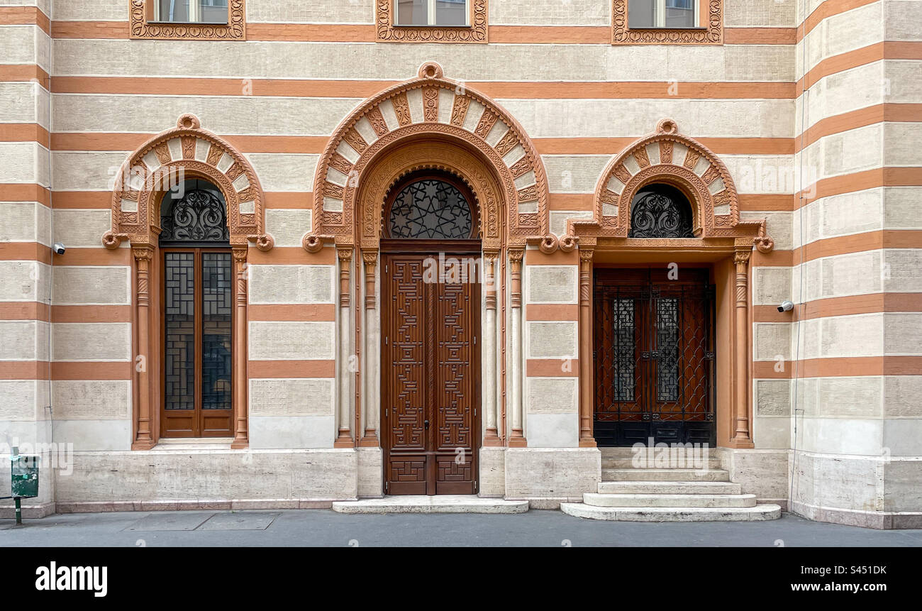 Beautiful facade of a synagogue Stock Photo - Alamy
