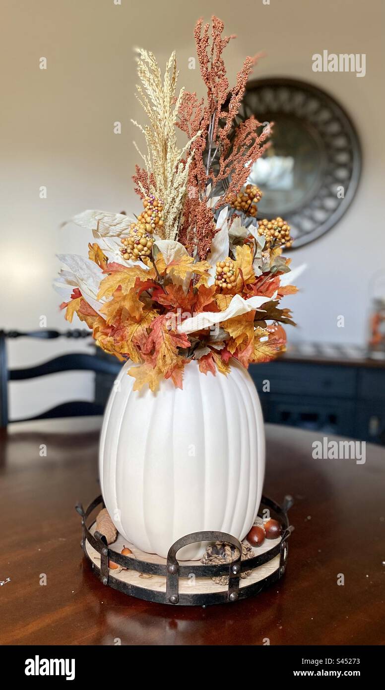 White centerpiece hi-res stock photography and images - Alamy