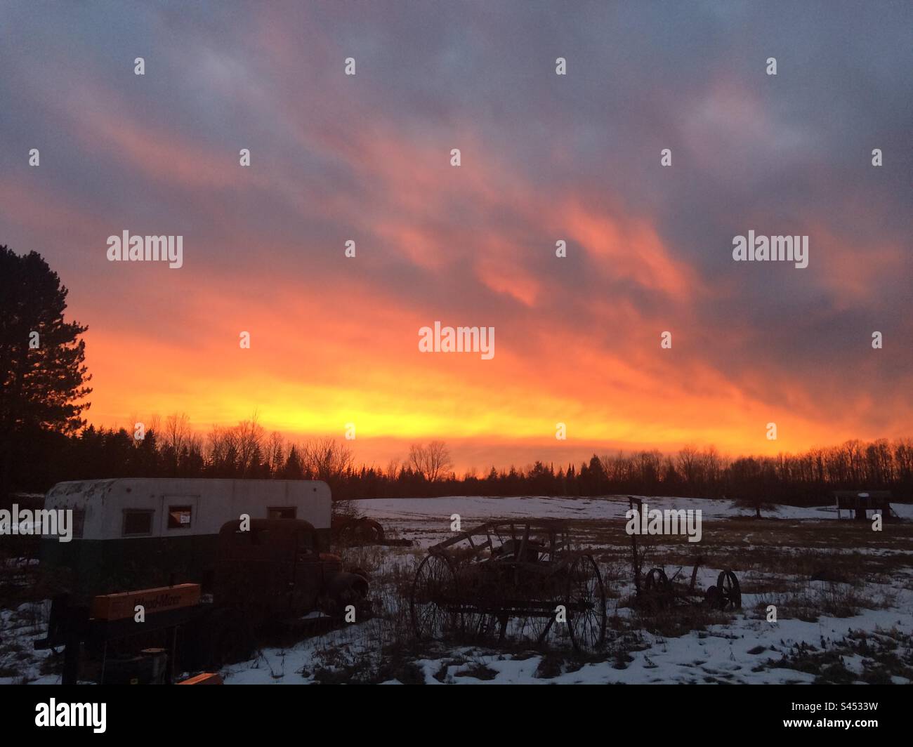 Old farm sunset hi-res stock photography and images - Alamy