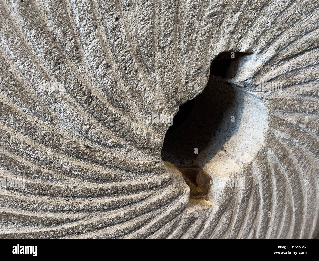 I need details of a windmill grindstone in the De Valk museum in Leiden ...