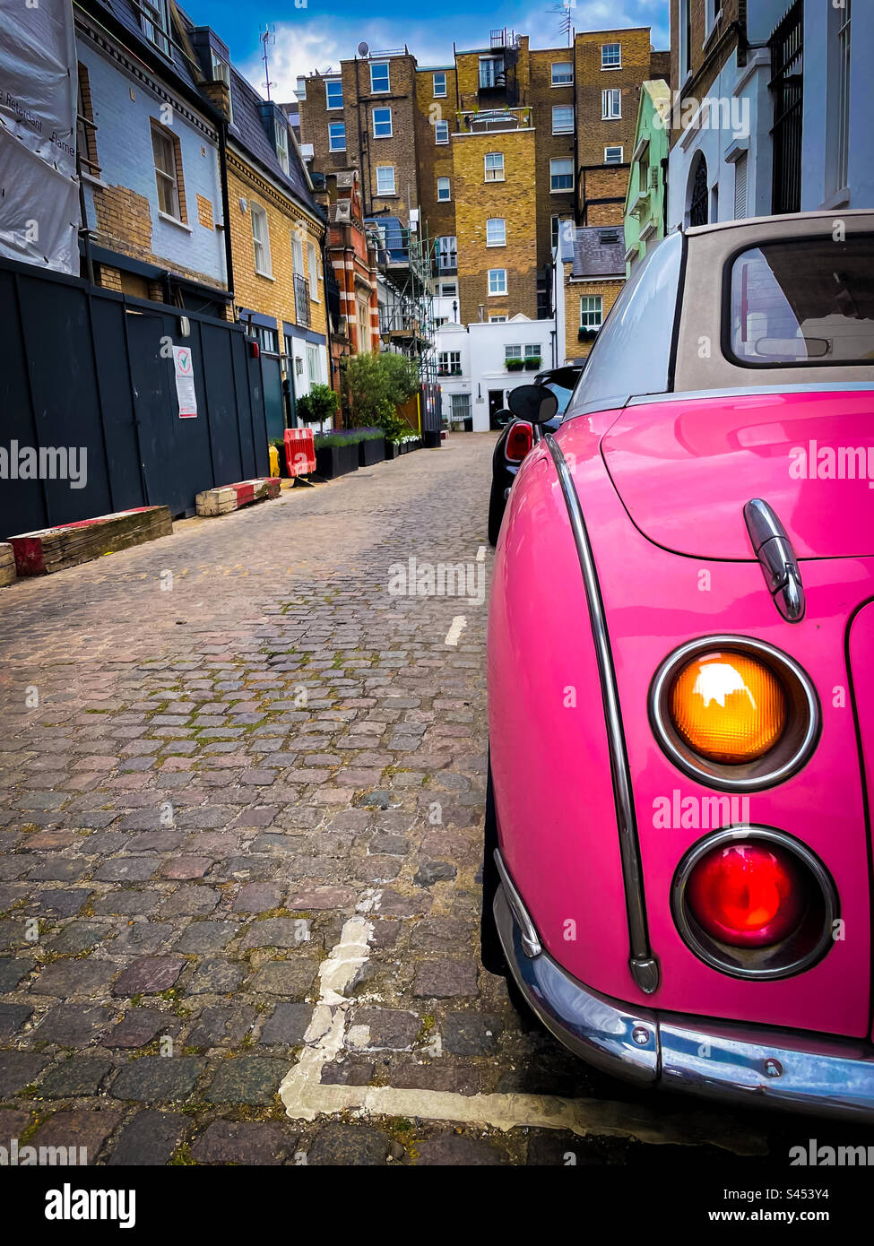 Auto in der City of London. Knallige Farben und lebensfrohe Stimmung ...