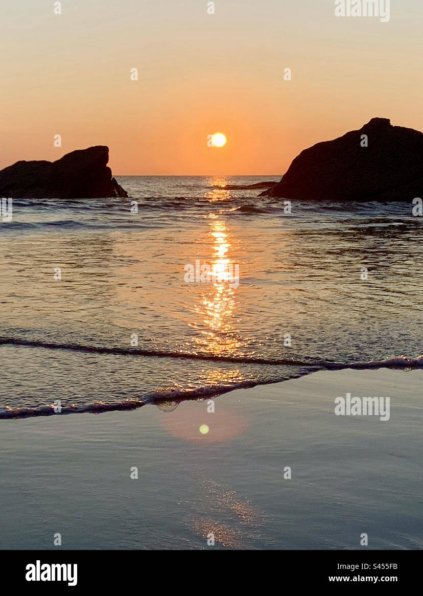Sun between two rocks Stock Photo - Alamy