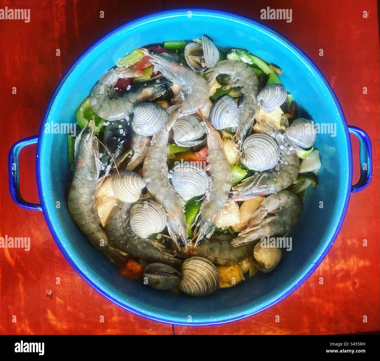 Clams and shrimp with vegetables ready to be cooked in Querétaro ...