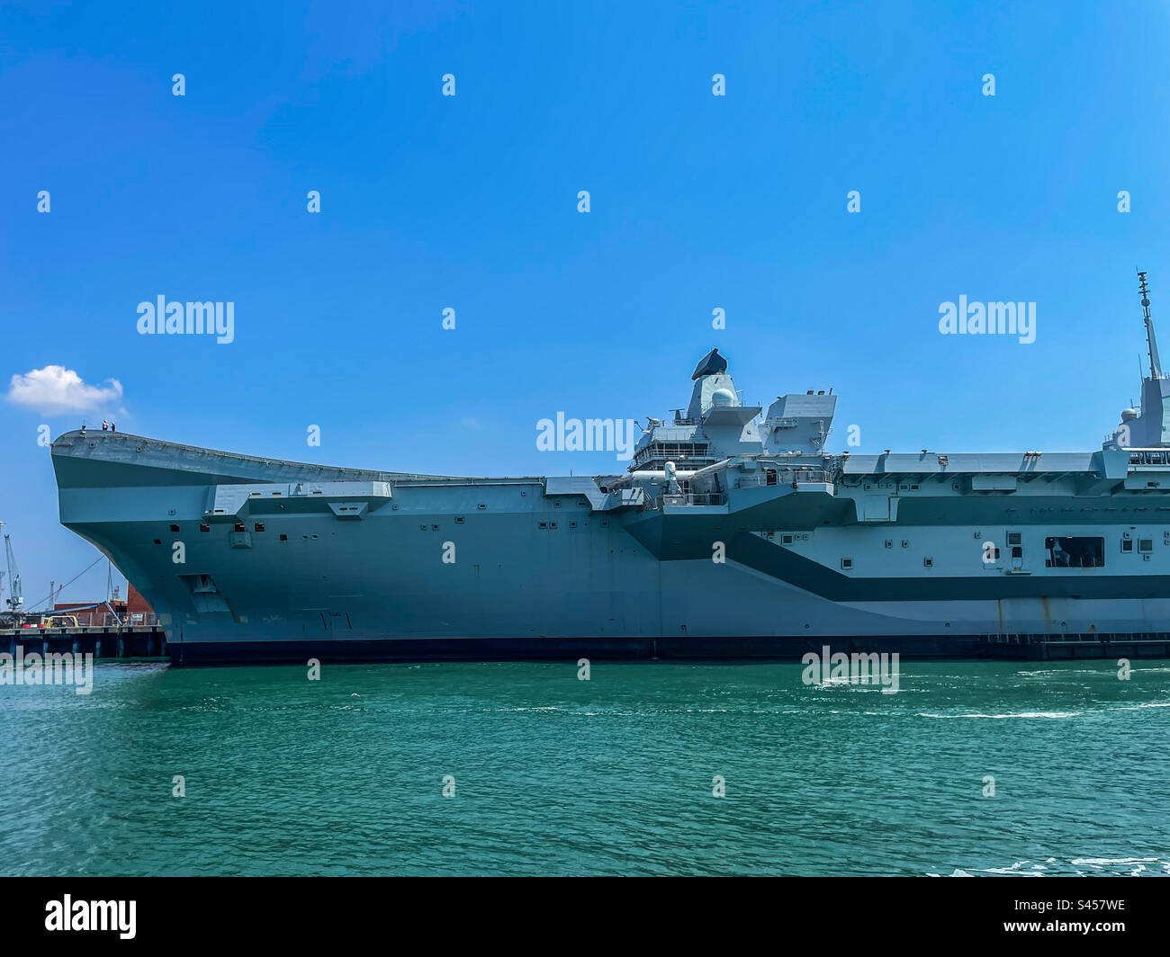 Hms elizabeth hi-res stock photography and images - Alamy