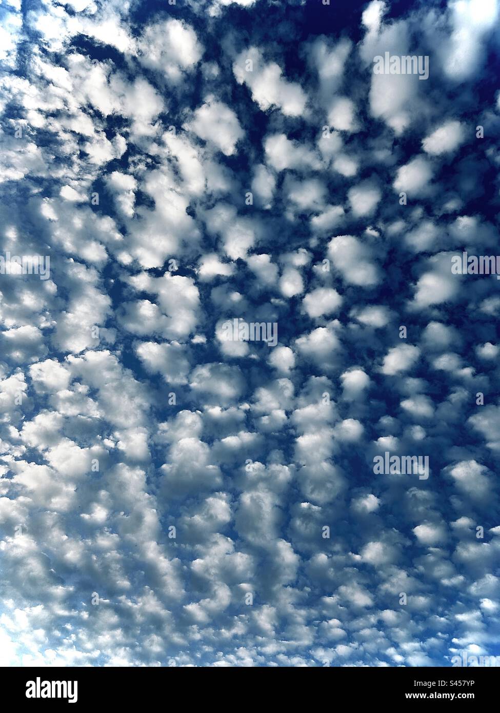 Clouds up high hi-res stock photography and images - Alamy