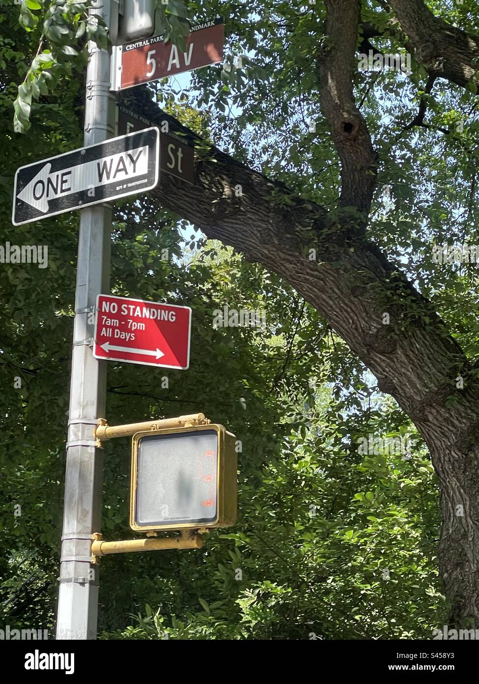 5th ave sign hi-res stock photography and images - Alamy