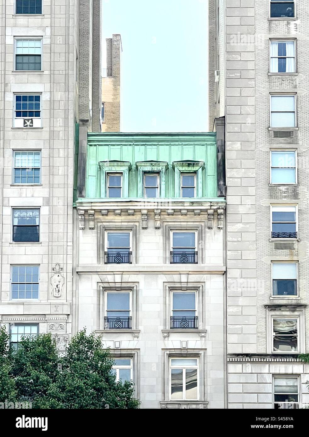 Urban living apartment building smartphone stock photos and images - Alamy