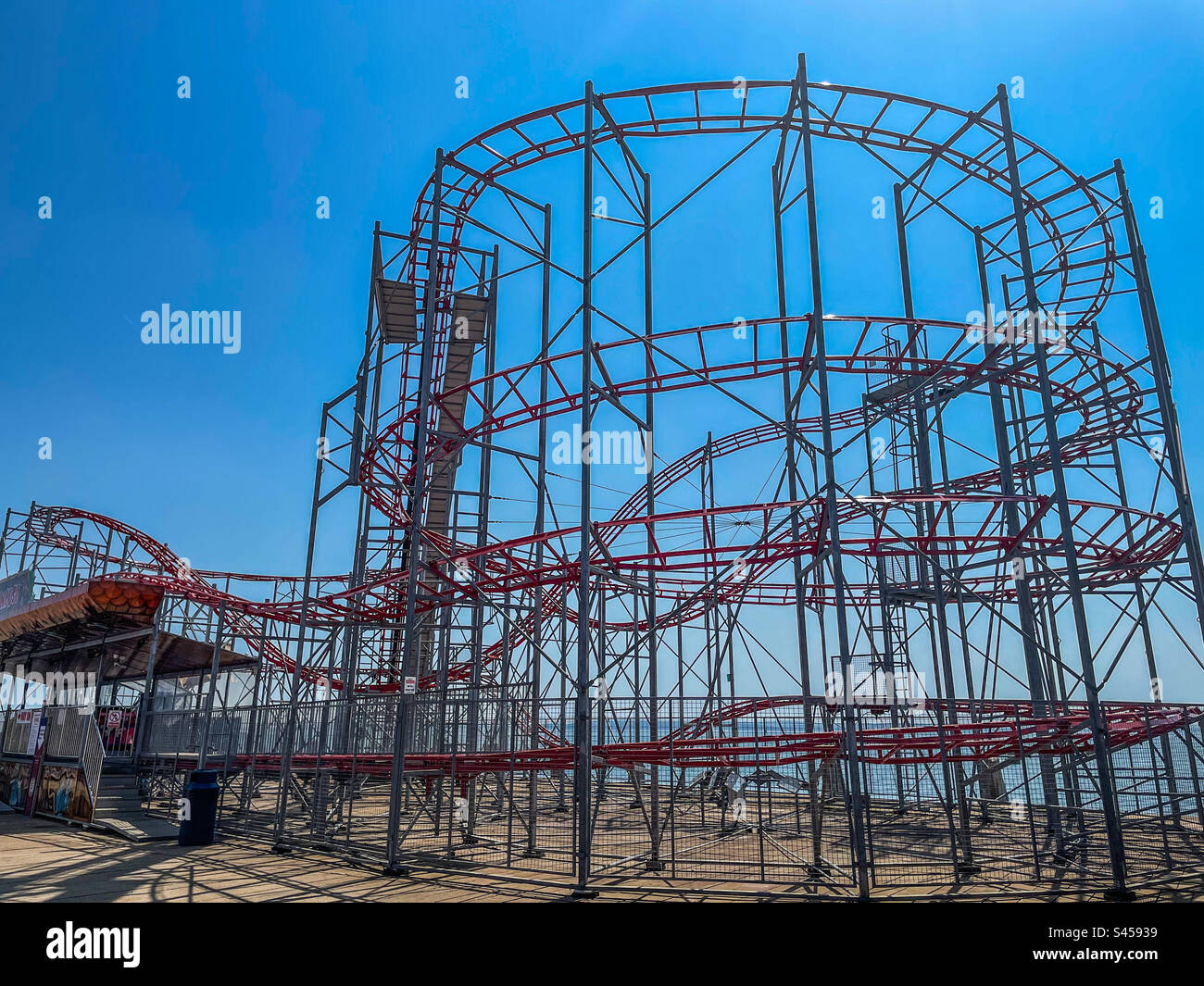 Southsea pier empty fairground Stock Photo - Alamy