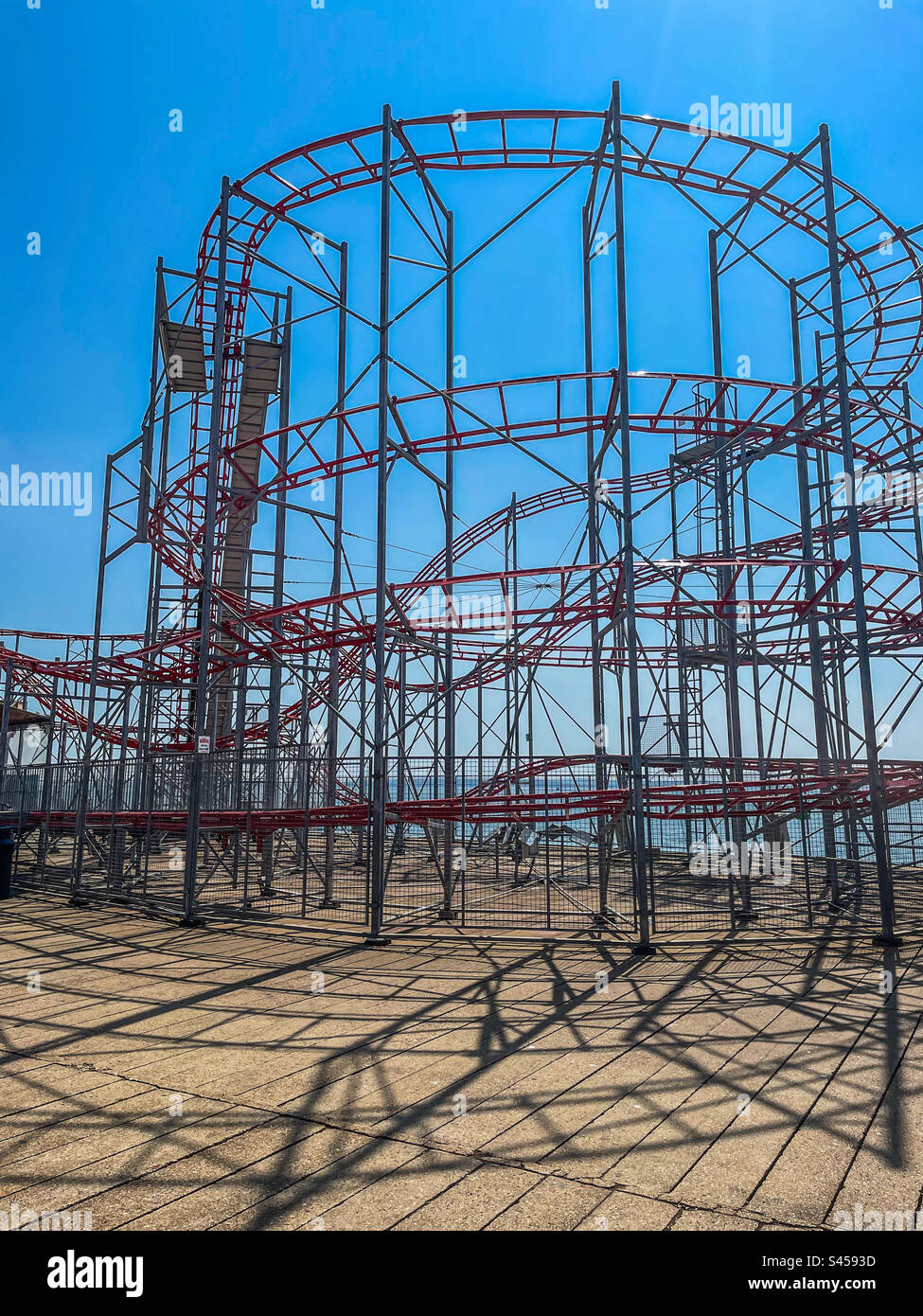Southsea pier empty fairground Stock Photo - Alamy