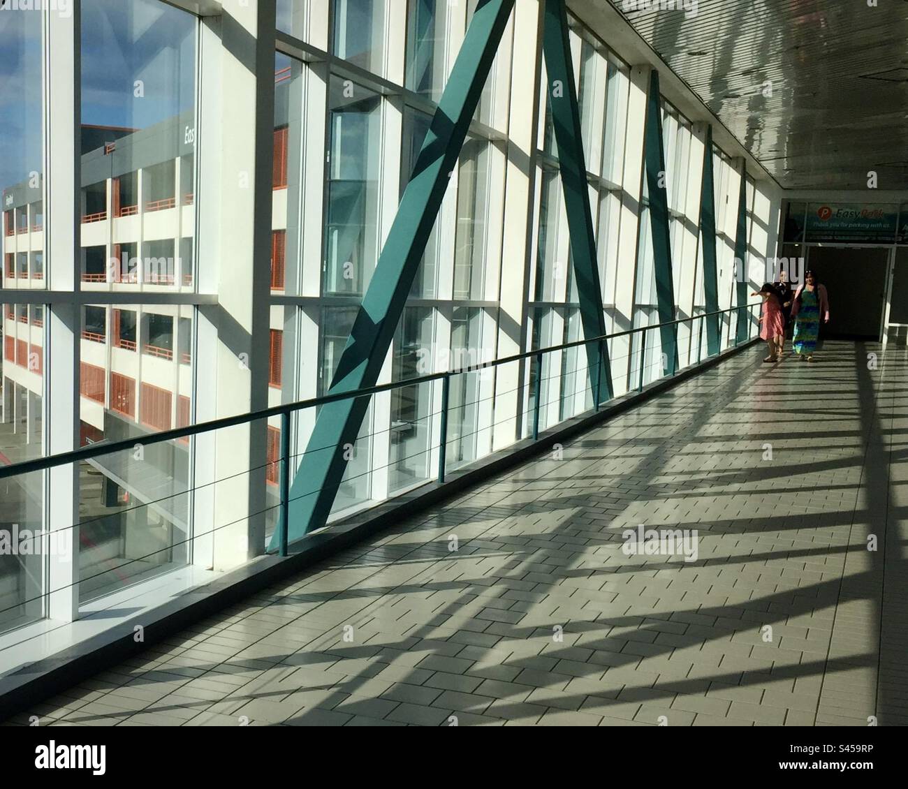 Walkway between buildings hi-res stock photography and images - Alamy
