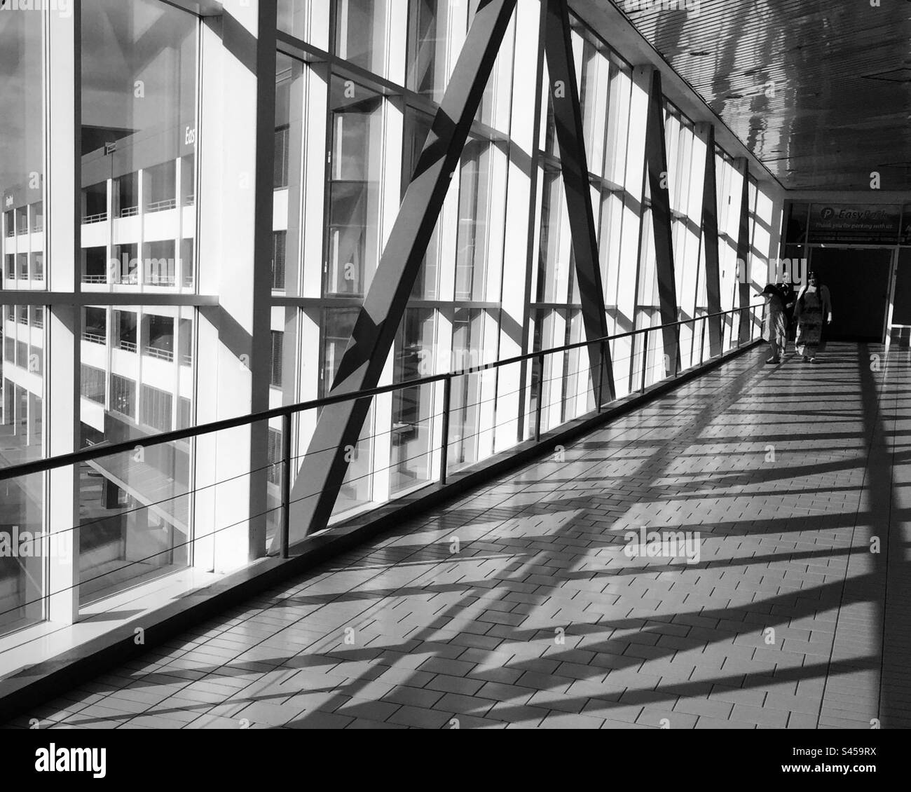 Walkway in between buildings hi-res stock photography and images - Alamy