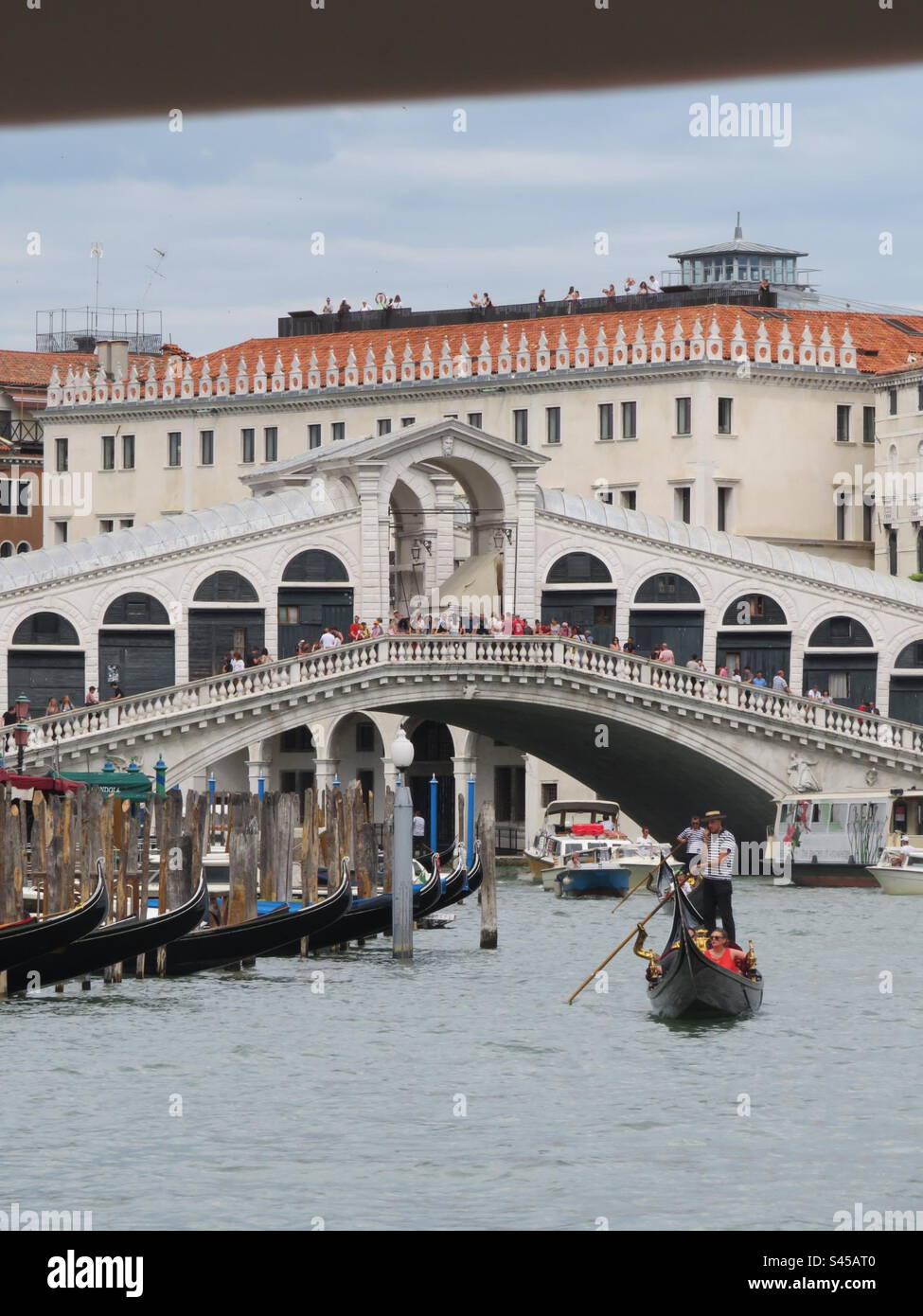 Gondoliere rialto hi-res stock photography and images - Alamy
