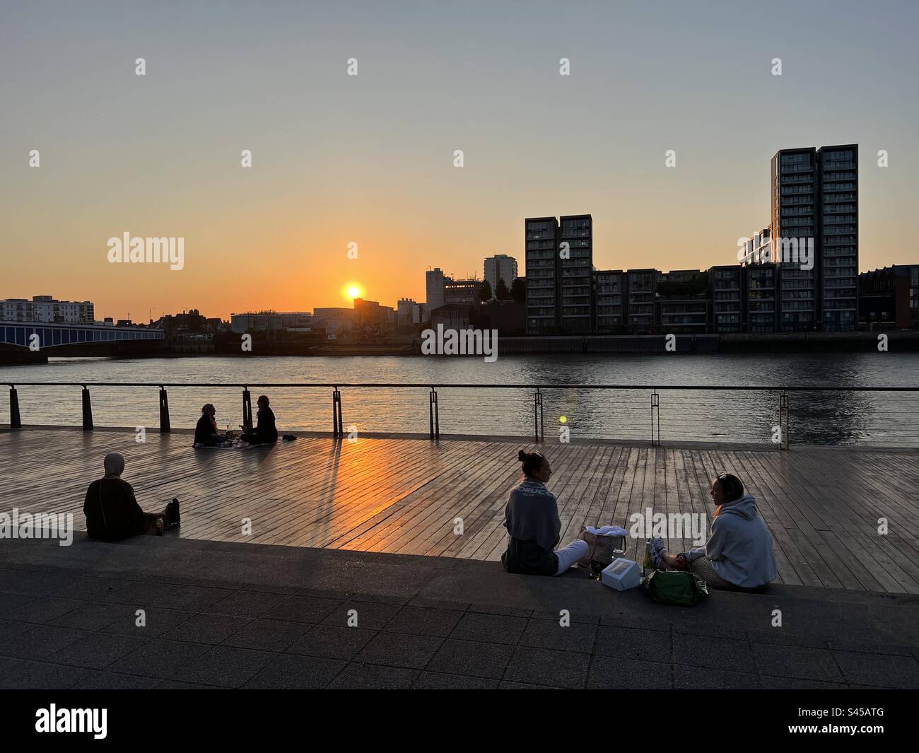 River thames landscape hi-res stock photography and images - Alamy