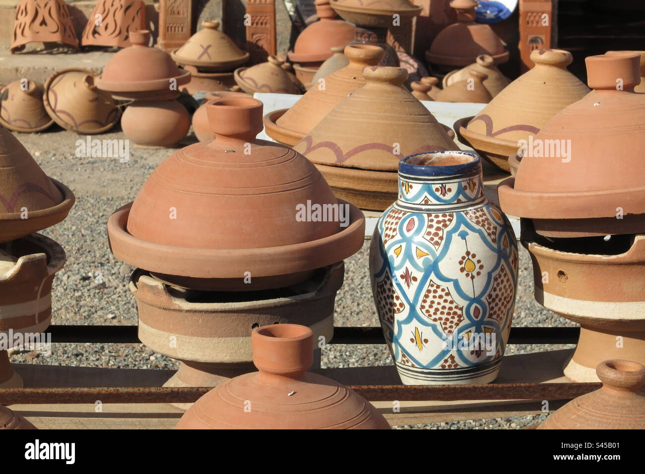 Pottery pots hi-res stock photography and images - Alamy