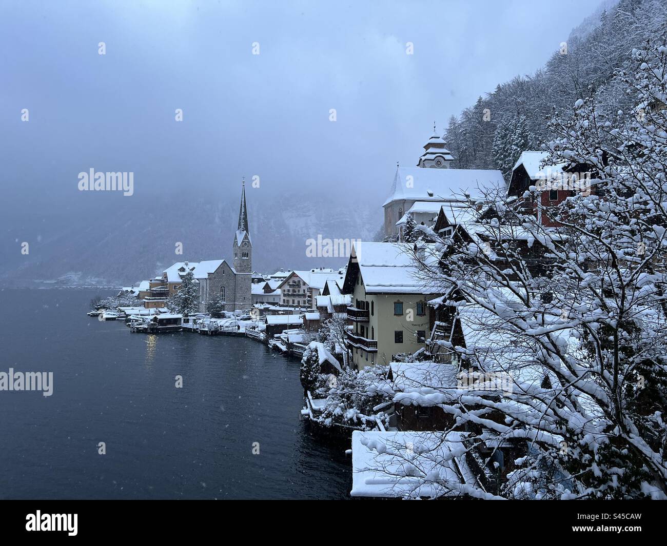 Hallstatt lake hallstatt winter hi-res stock photography and images - Alamy