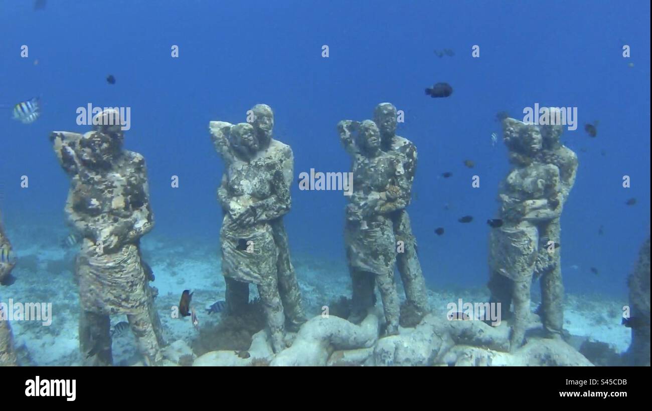 Statues under water hi-res stock photography and images - Alamy