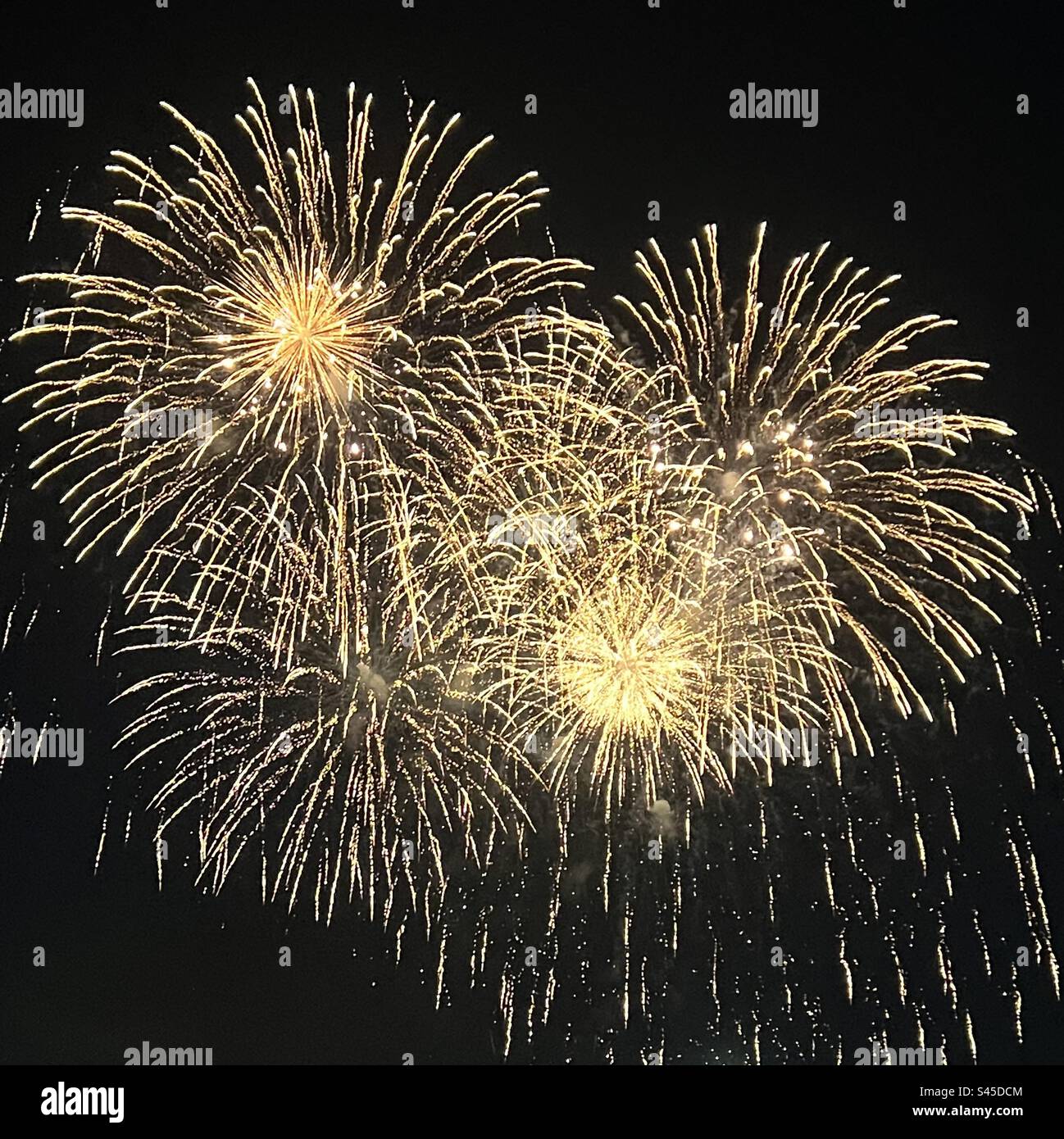 Gold fireworks hi-res stock photography and images - Alamy