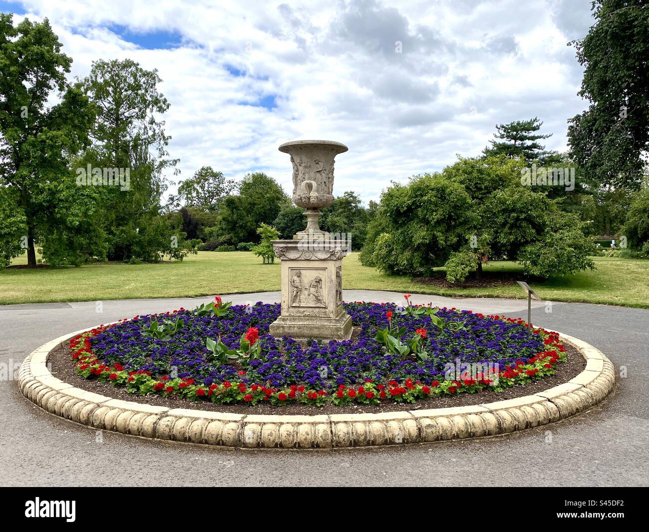 Formal trees hi-res stock photography and images - Alamy